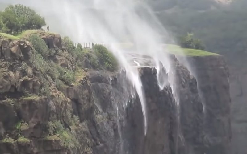 Reverse waterfall - Interesting Facts, Information in Hindi - रोचक तथ्य