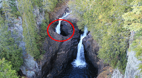 शैतान की केतली के नाम से जानी जाती है ये जगह, जहाँ पूरी की पूरी नदी समा ...